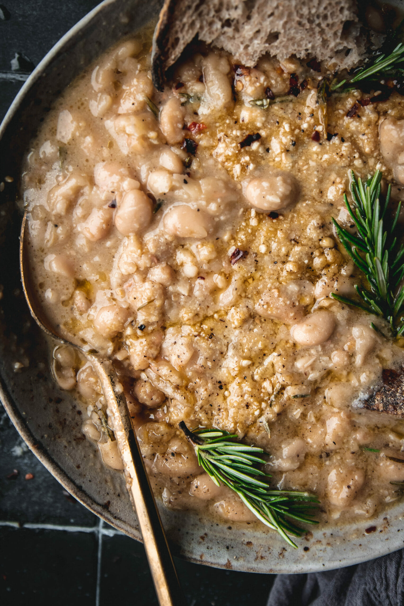 Cozy Braised White Beans with Garlic and Rosemary – Garlic Head